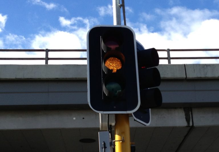 Why are traffic lights in the USA and some other countries horizontal?