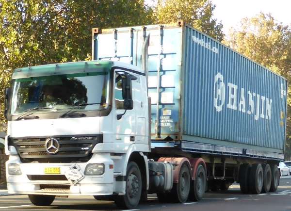 Why truck drivers must take care when carrying shipping containers ...