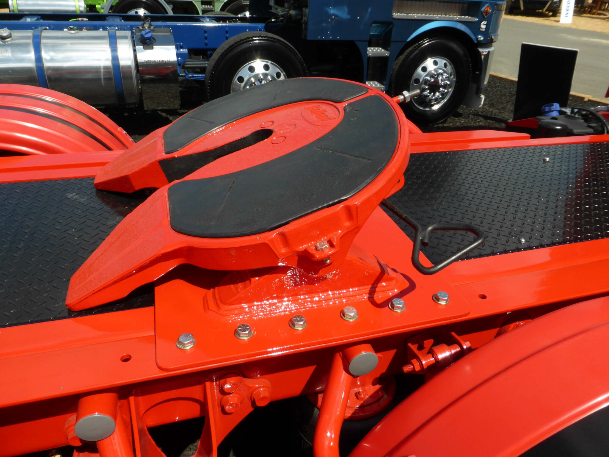 How do you move a 5th wheel to keep your load balanced?