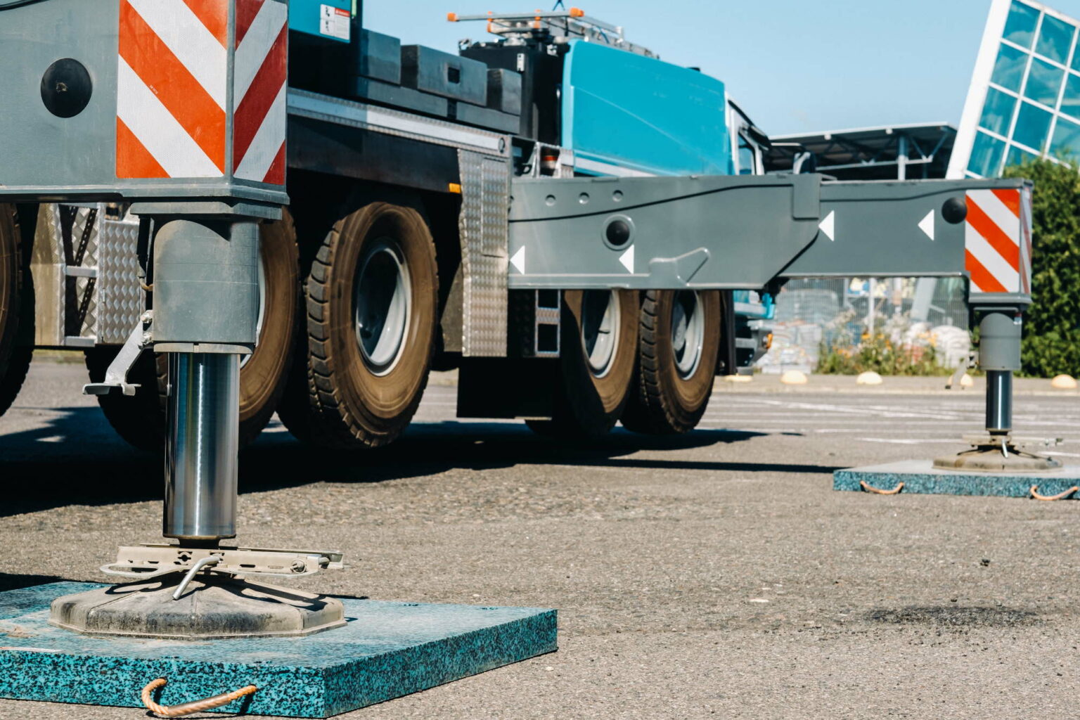 What is a hydraulic cylinder or ram on a truck?