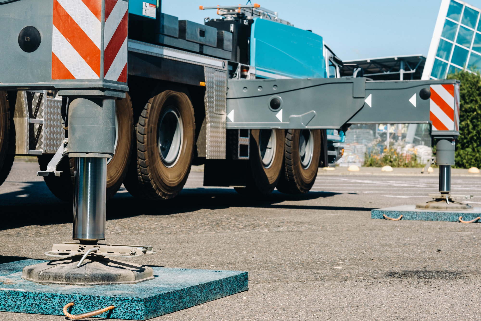 What is a hydraulic cylinder or ram on a truck?