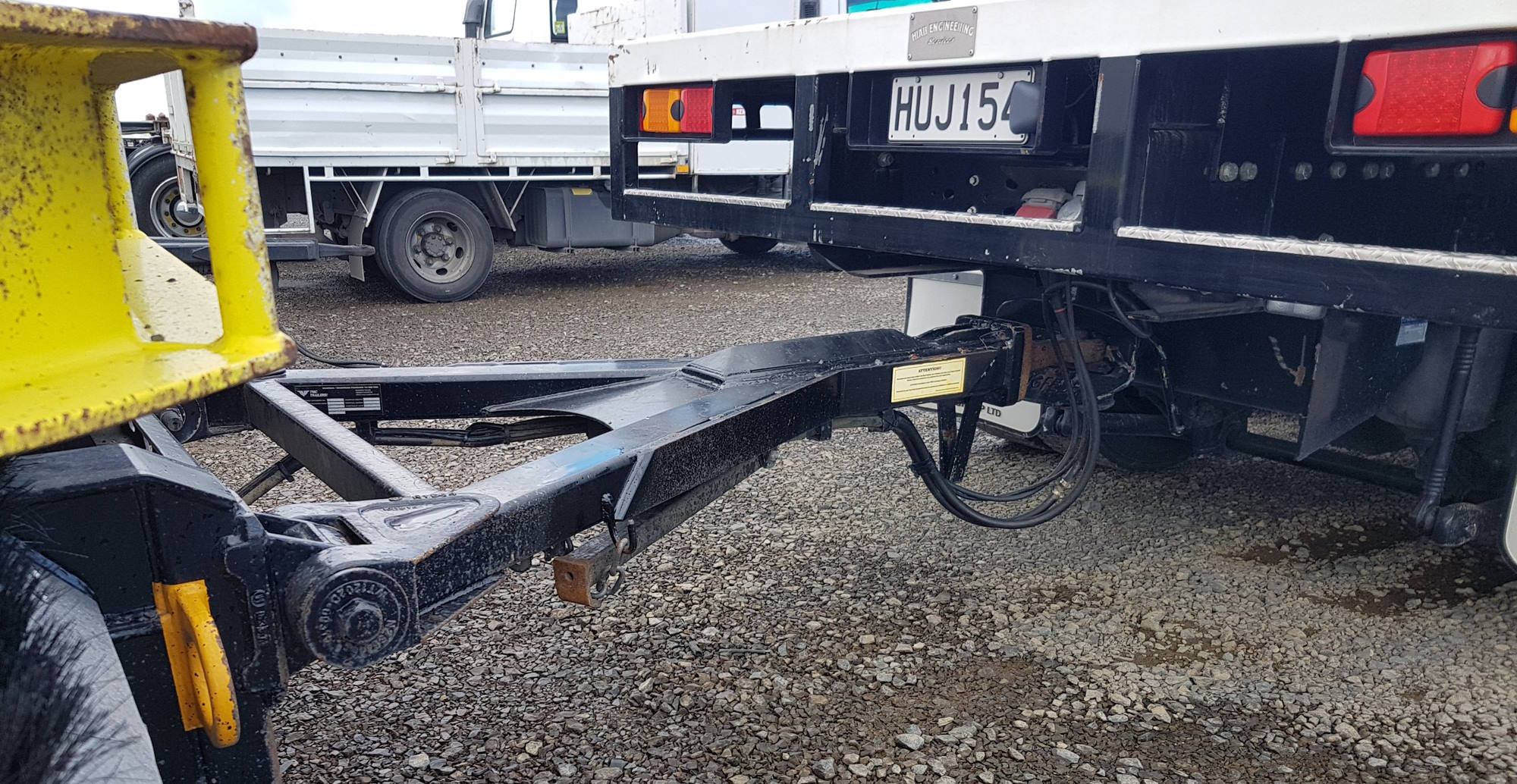 How do you connect a truck and dog trailer?